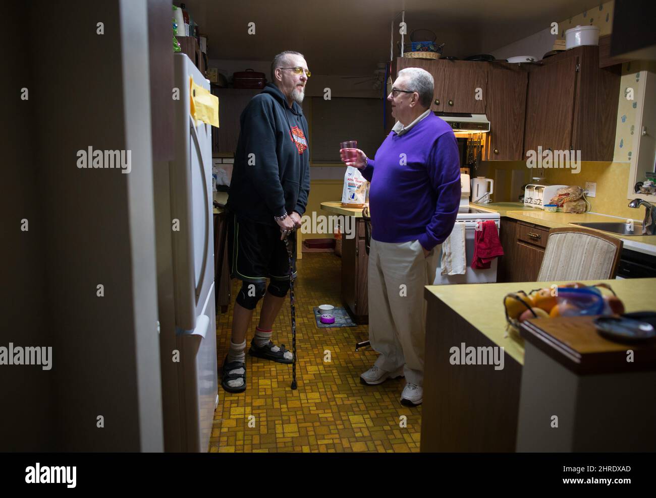 Peter Dawe, à gauche, 50 ans, parle avec son père Frederick, 82 ans, à ...