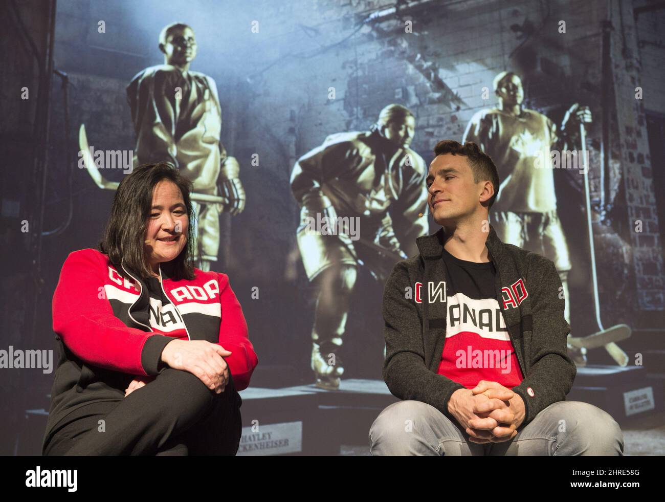 Les athlètes olympiques Vicky Sunohara et Denny Morrison participent au ...