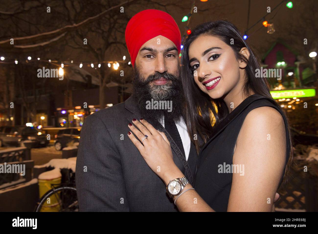 Le chef du NPD, Jagmeet Singh, pose avec Gurkiran Kaur après lui avoir ...
