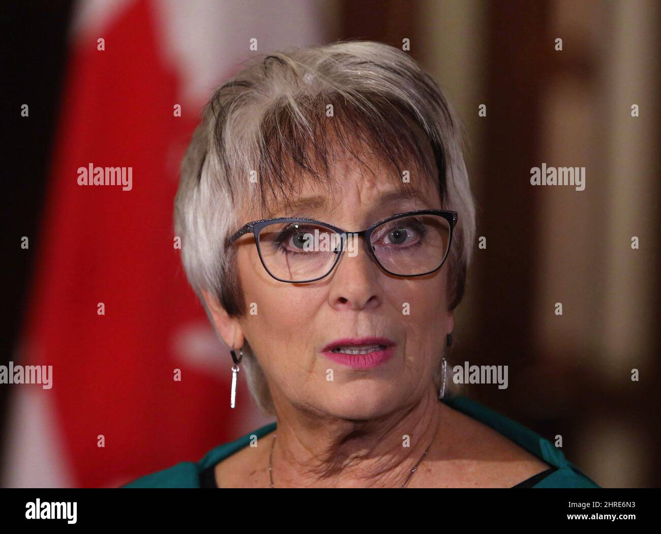 La ministre des Finances du Nouveau-Brunswick, Cathy Rogers, pose des ...
