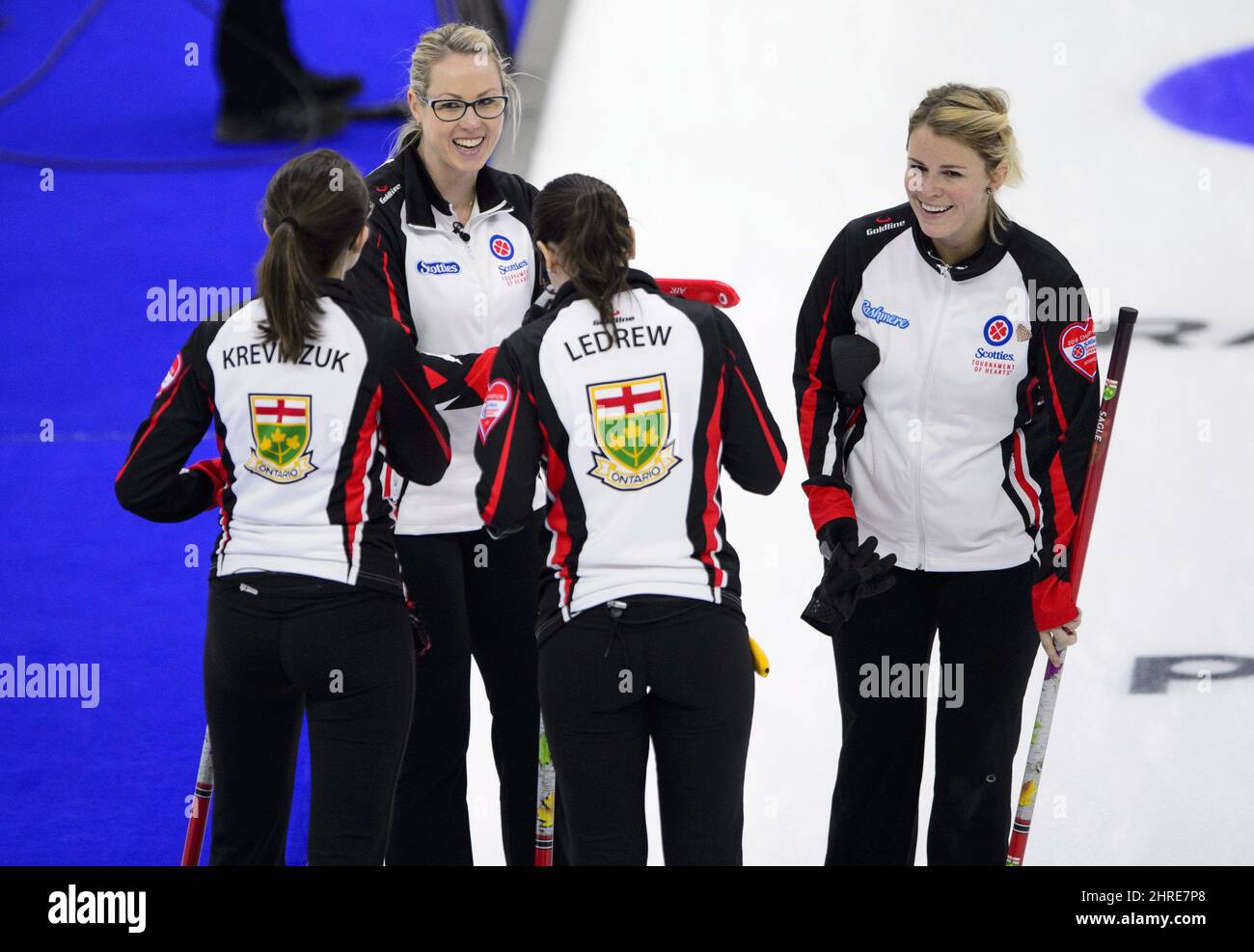 Ontario second Cheryl Krefazuk, de gauche à droite, sauter Hollie ...