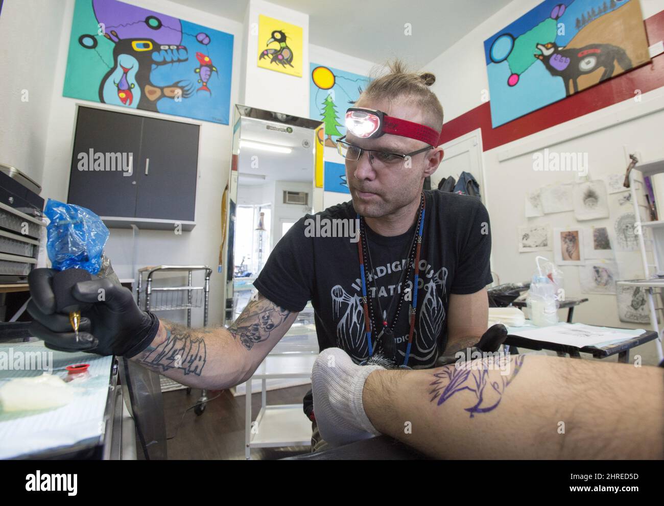 Toby Sicks, de Inkautochtone Tattoo, encelle un aigle indigène à ...