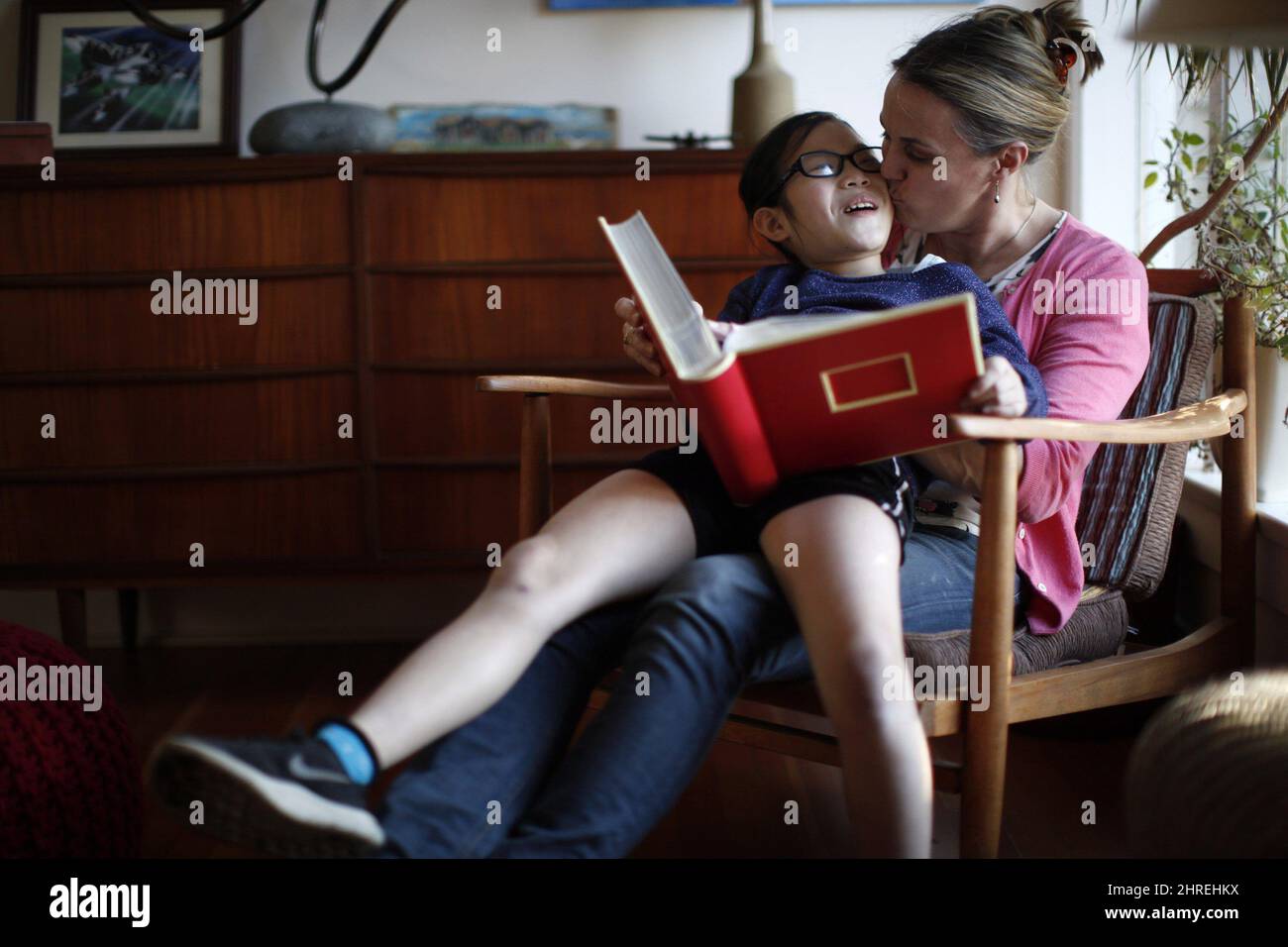 Isabelle Smit, âgée de 10 ans, est photographiée avec sa mère Kristen ...
