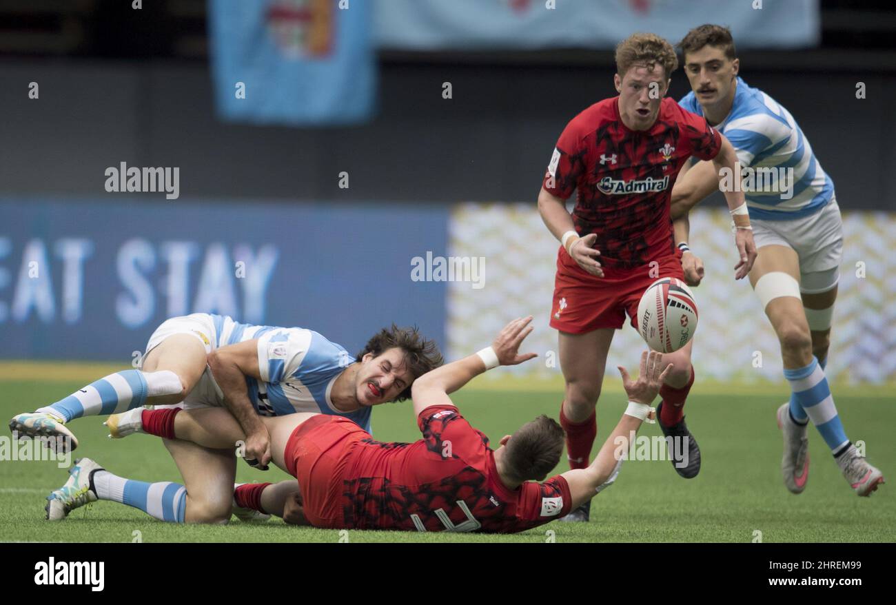Hari Millard du pays de Galles lance le ballon à son coéquipier Angus O ...