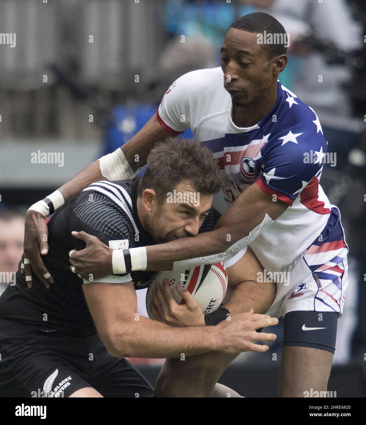 Perry Baker, des États-Unis, à droite, s'attaque à Kurt Baker, de la ...