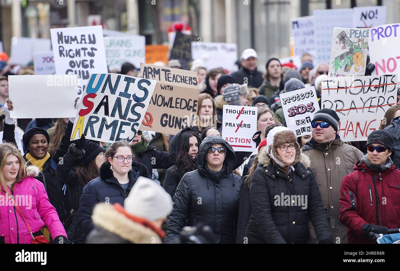 Des gens tiennent des panneaux lors d'un rassemblement « la voûte de ...