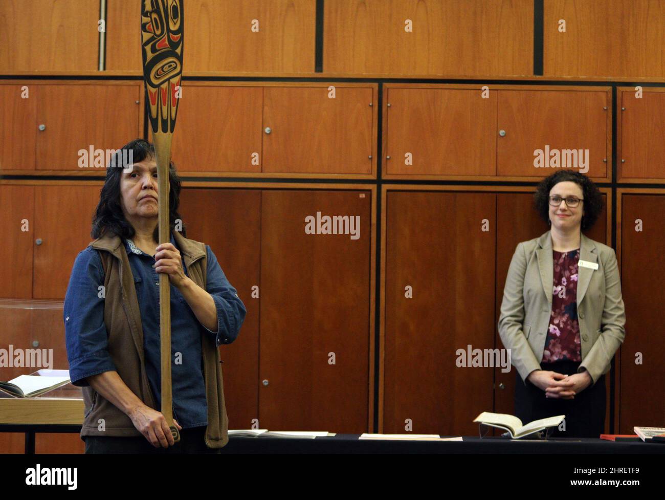 Pamela Webster interprète la chanson Canoe Paddle en tant qu'archiviste ...