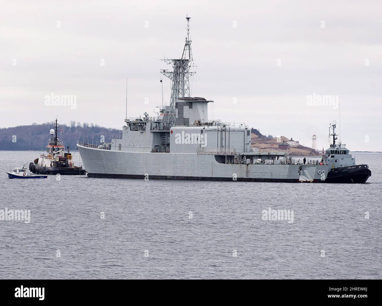 L'Athabaskan est remorqué par la larche atlantique de Atlantic Towing ...