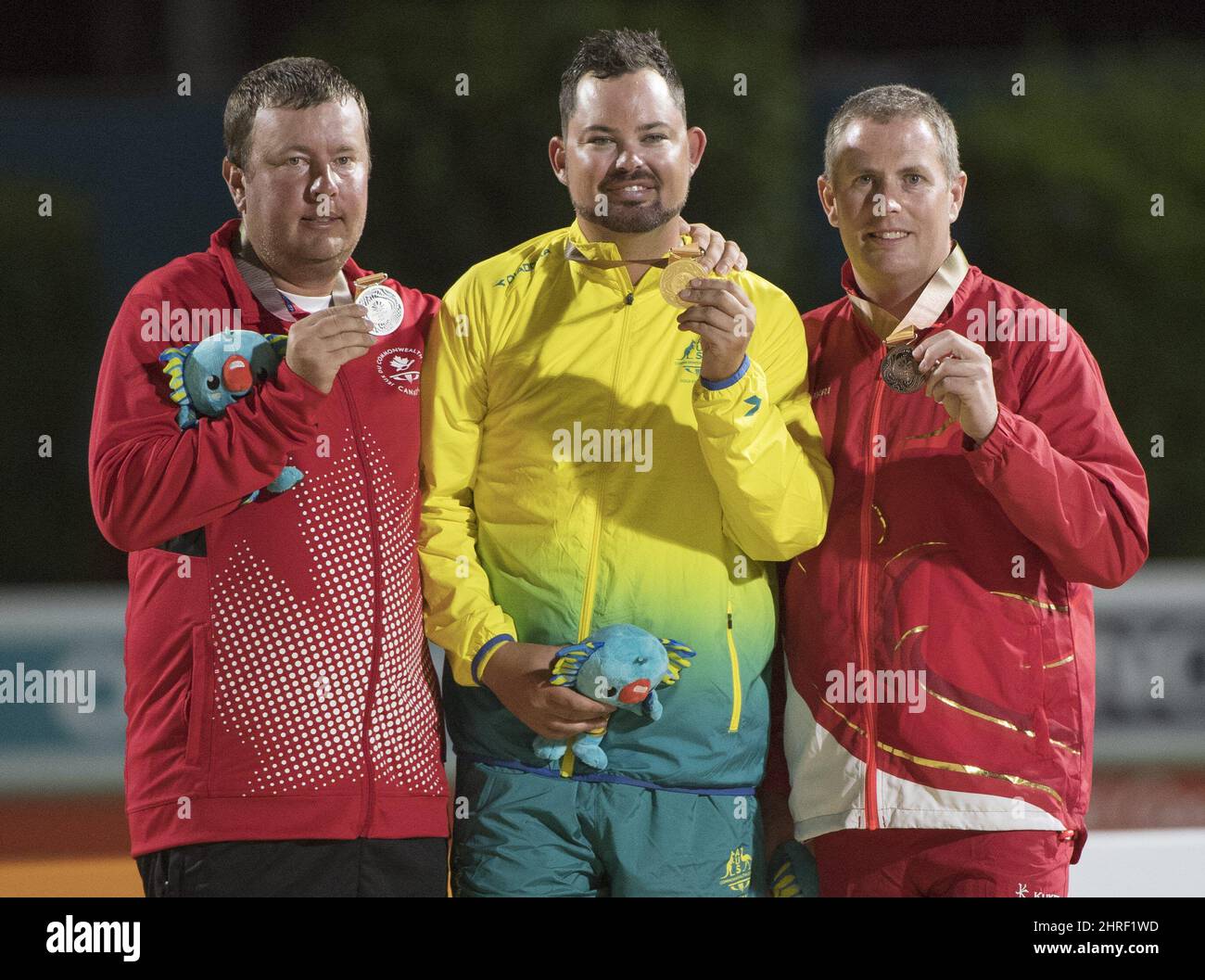 Ryan Bester, à gauche, du Canada, tient sa médaille d'argent avec le ...