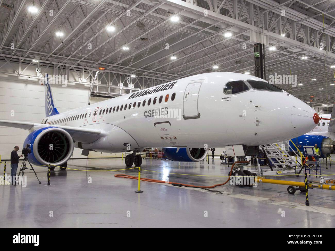 Le nouveau Bombardier CS300 se trouve dans le hangar avant son premier ...