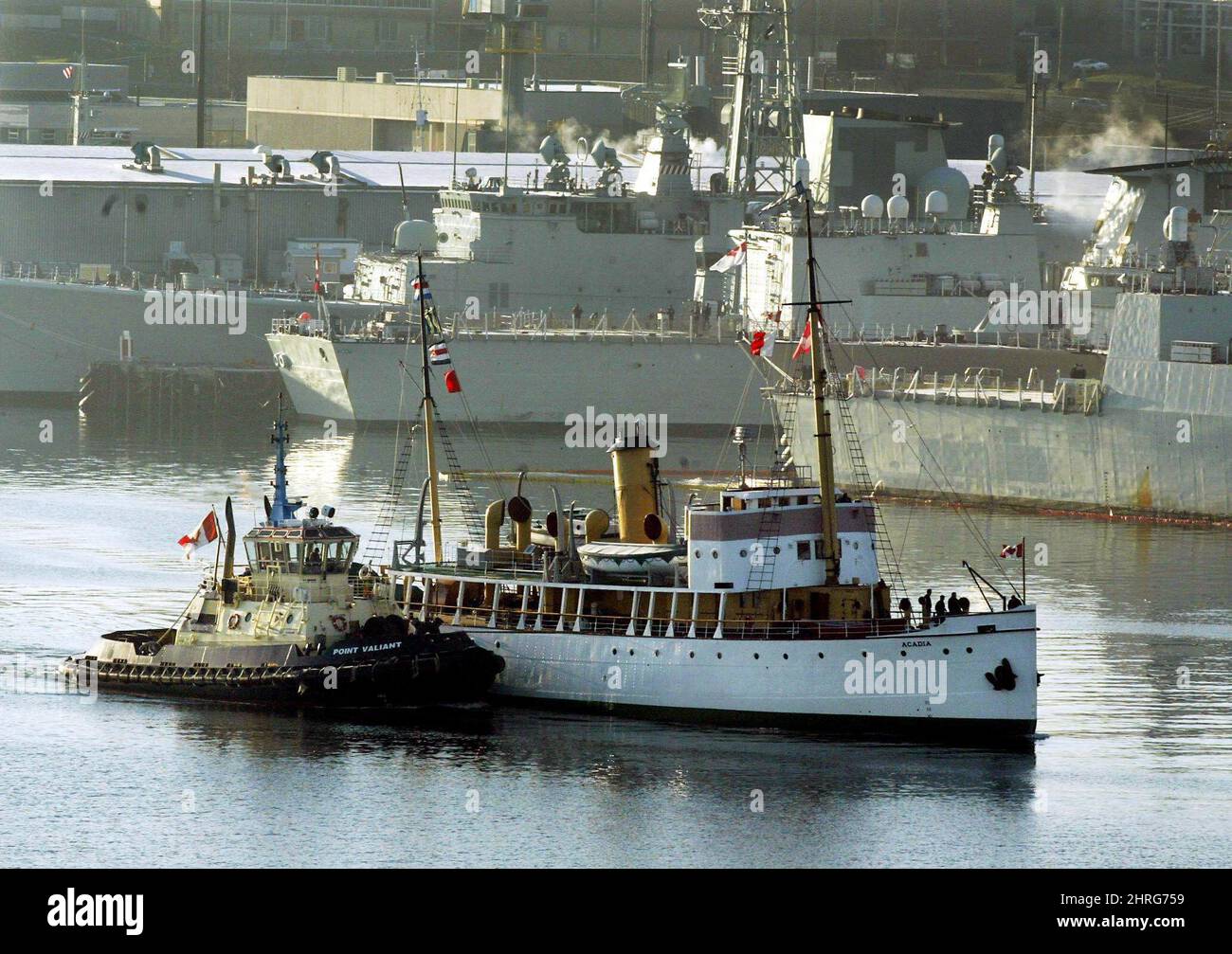 Le remorqueur point Valiant guide le CSS Acadia âgé de 90 ans le long ...
