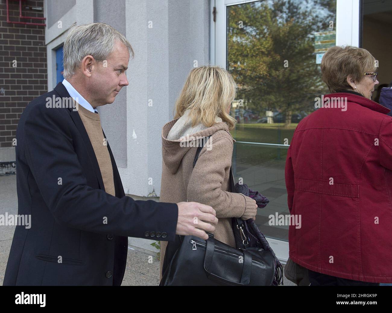 Dennis Oland suit son épouse Lisa et sa mère Connie, à droite, alors qu ...
