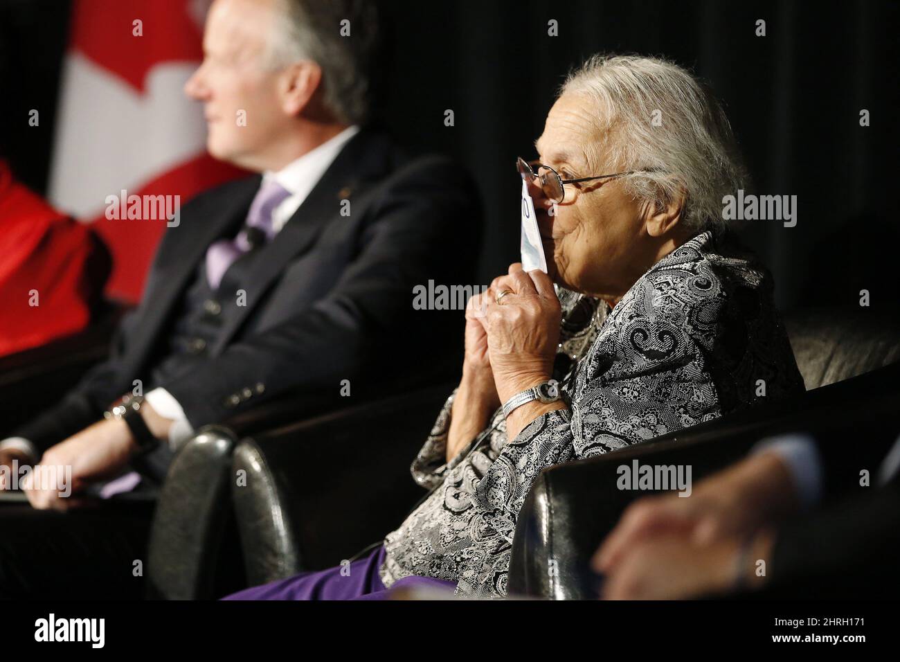 En accrochant quelque $10 billets Wanda Robson, la sœur de Viola ...