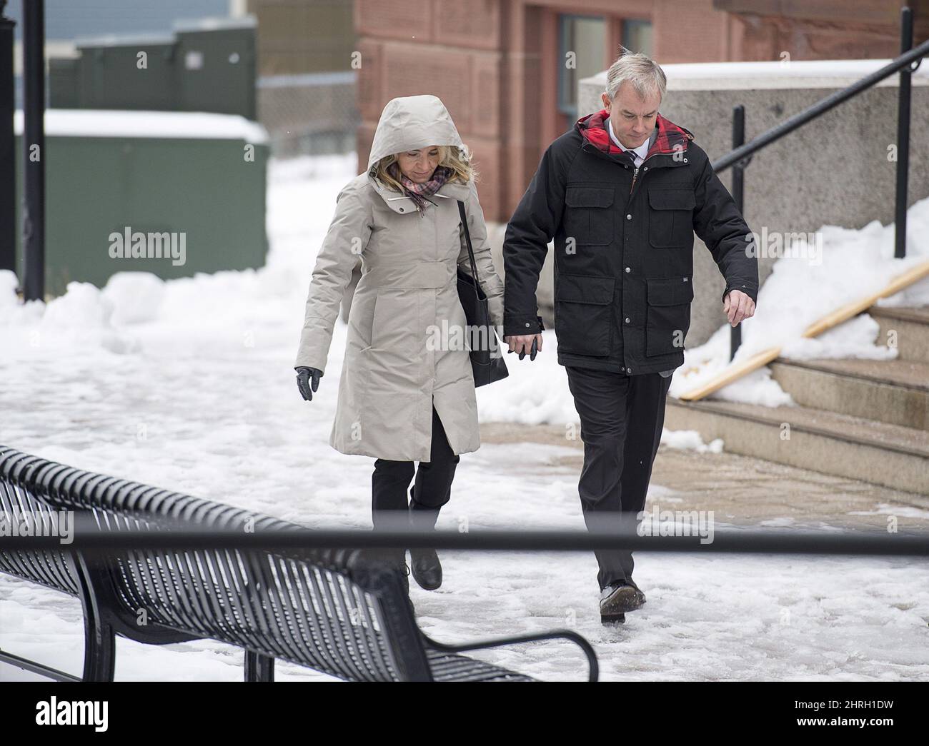 Dennis Oland et son épouse Lisa arrivent aux tribunaux de Saint John ...