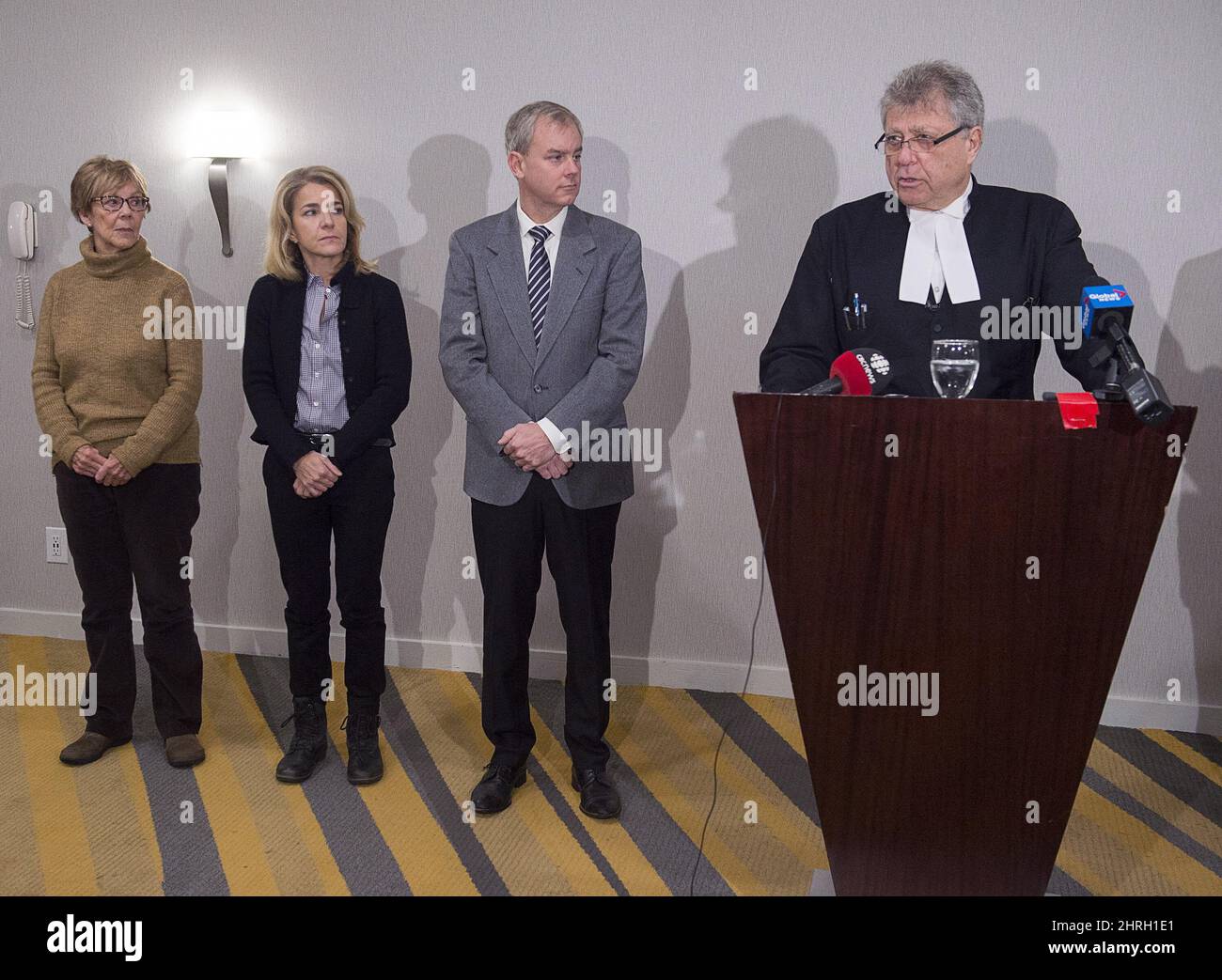 Dennis Oland, son épouse Lisa et sa mère Connie Oland, à gauche ...