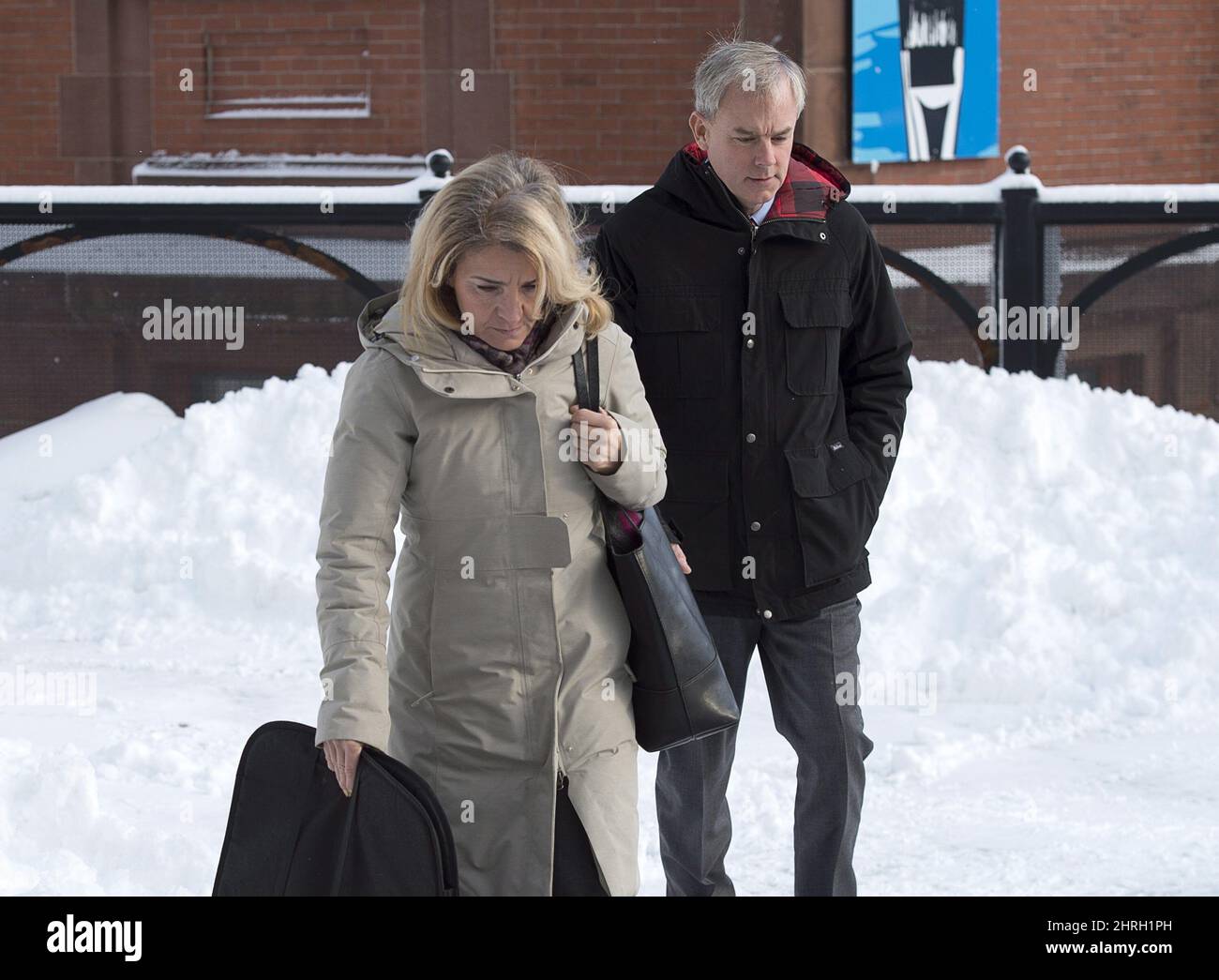 Dennis Oland et son épouse Lisa arrivent aux tribunaux de Saint John ...