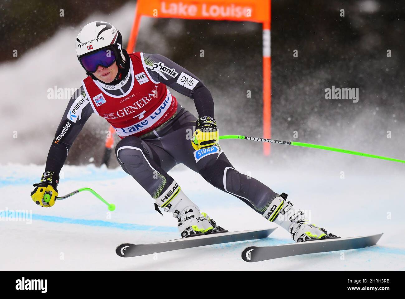 Ragnhild Mowinckel, de Norvège, fait un ski sur le parcours lors d'une ...