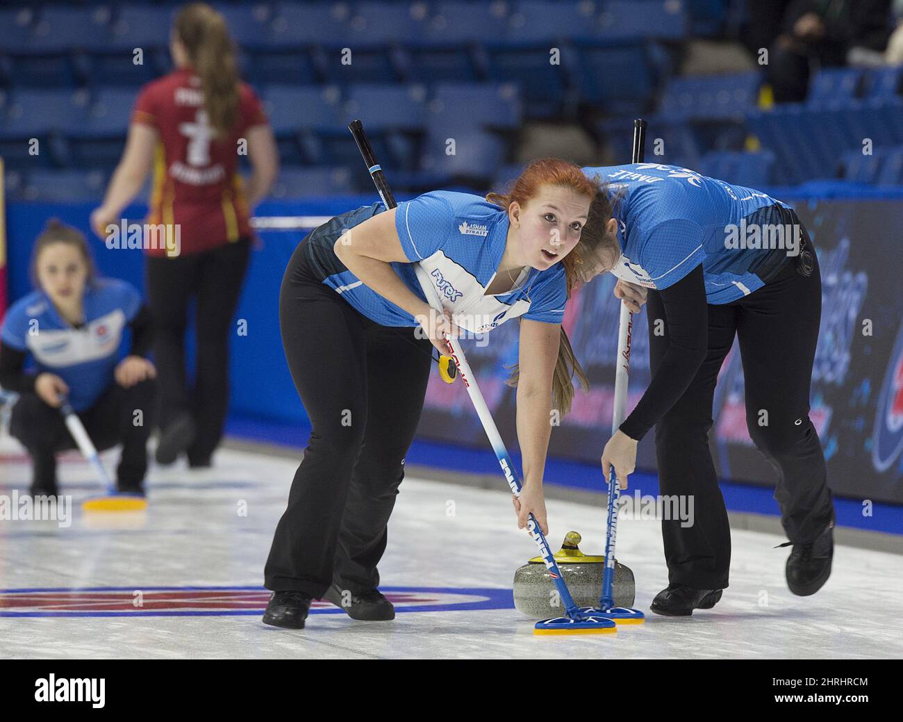 Anna Munroe du Québec, à gauche, et à la tête de Julie Daigle, balaient ...