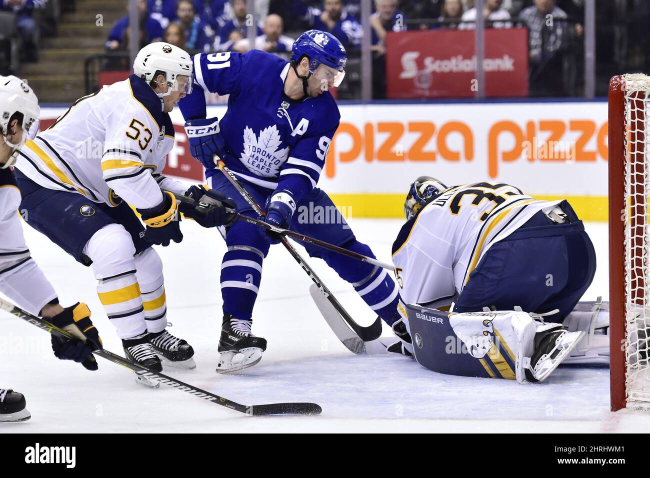 Le gardien de but Buffalo Sabers Linus Ullmark (35) fait une économie ...