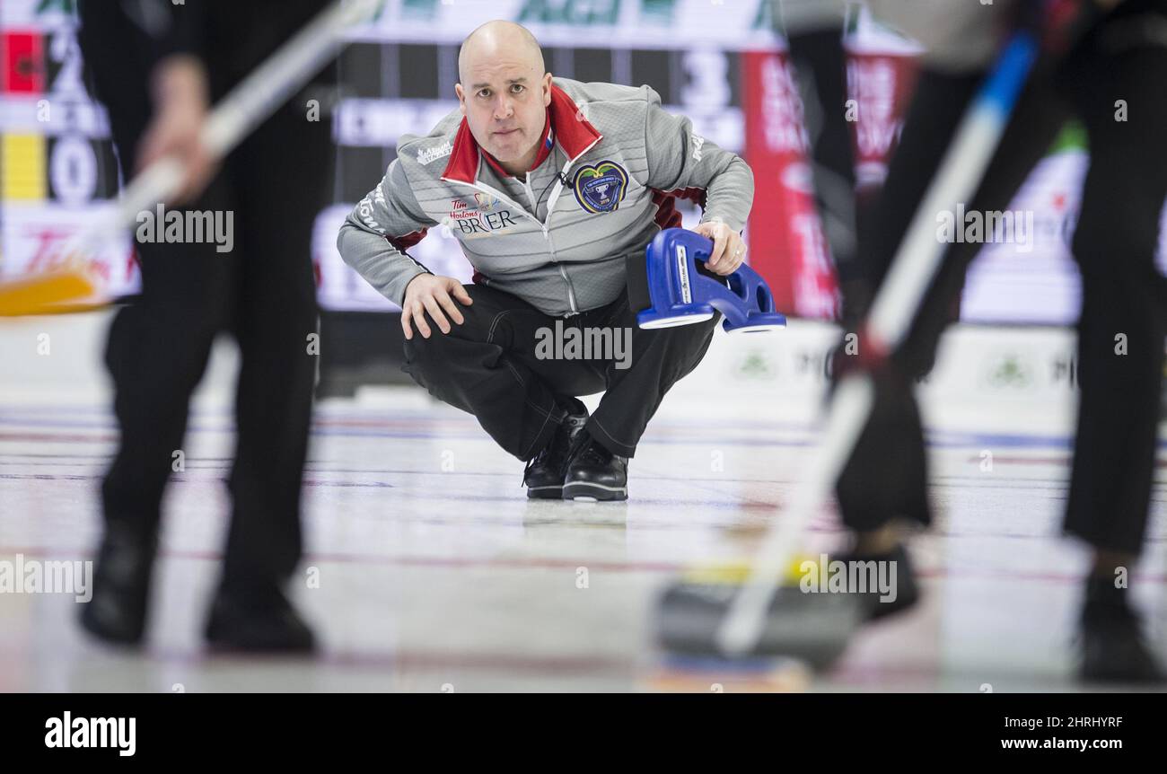Équipe Territoires du Nord-Ouest sauter Jamie Koe regarde son tir lors ...
