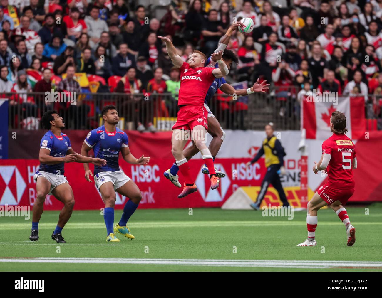 Le canadien Connor Braid (6) saute pour le ballon contre Elisapeta ...