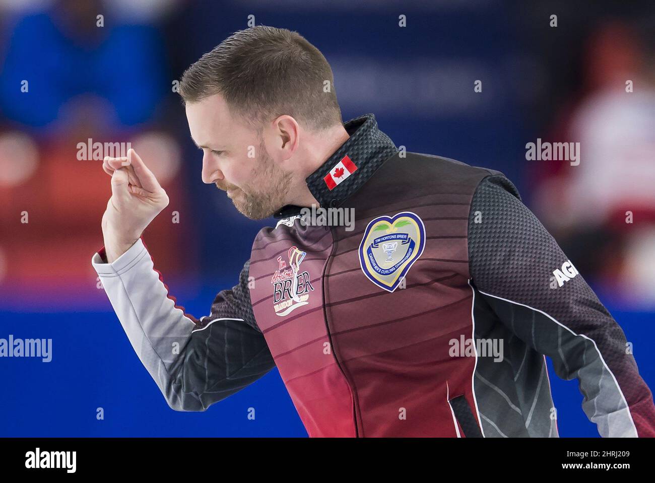 Le saut d'équipe Canada Brad Gushue jette un morceau de terre qu'il ...