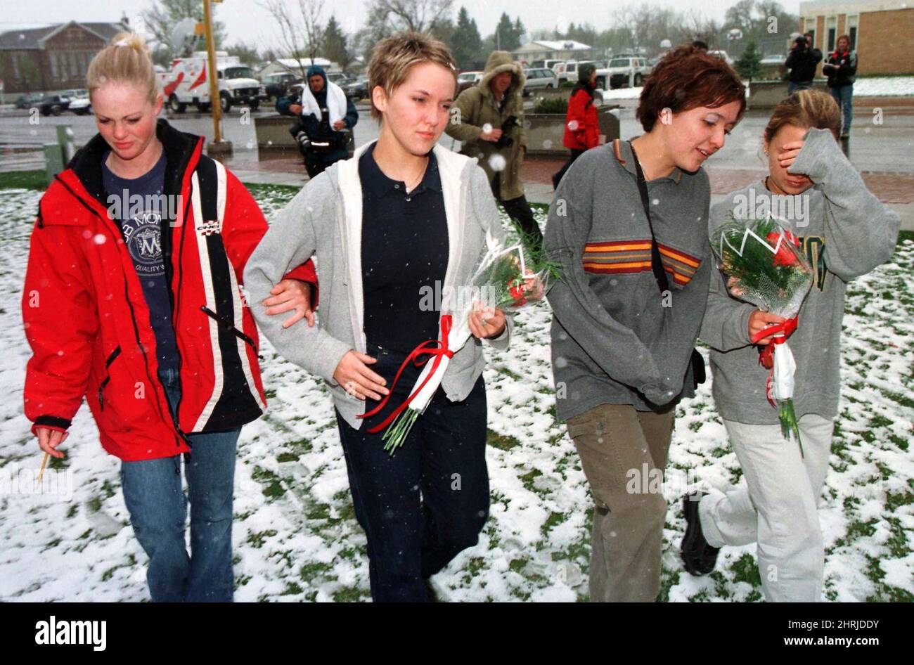 Quatre jeunes femmes viennent rendre hommage à la victime de coups de ...