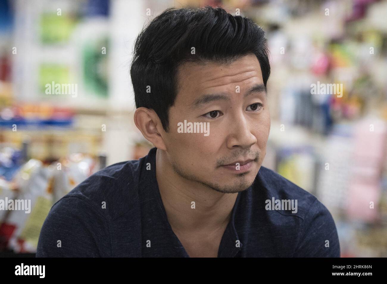 L'acteur Simu Liu pose une photo sur scène lors d'une entrevue à ...