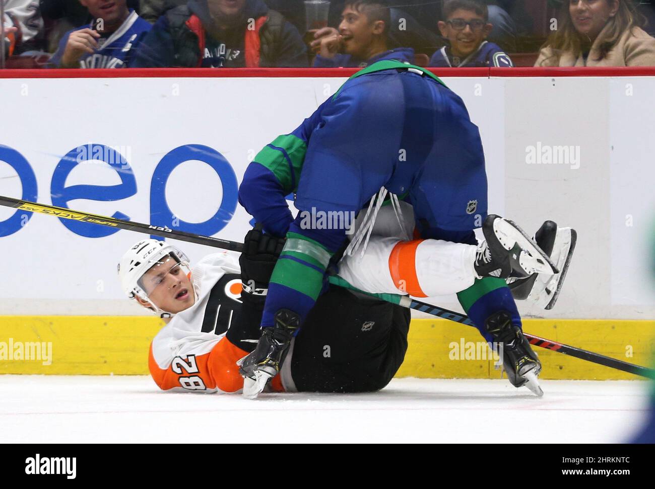Vancouver Canucks's Troy Stetcher (51) vérifie le Connor Bunnaman des ...
