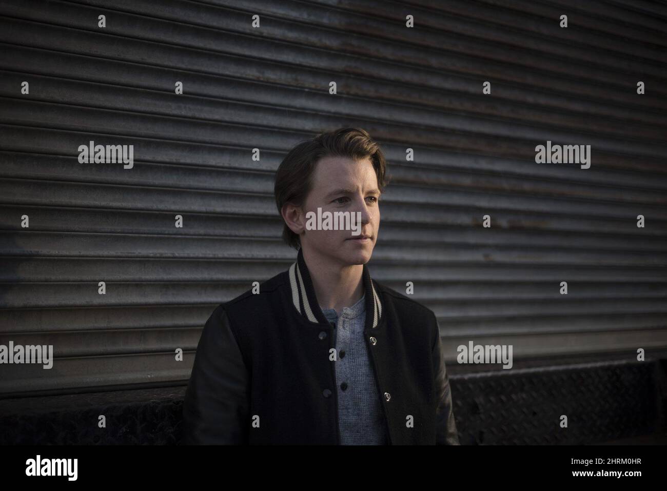 Le joueur de hockey transgenre Harrison Browne pose une photographie à ...