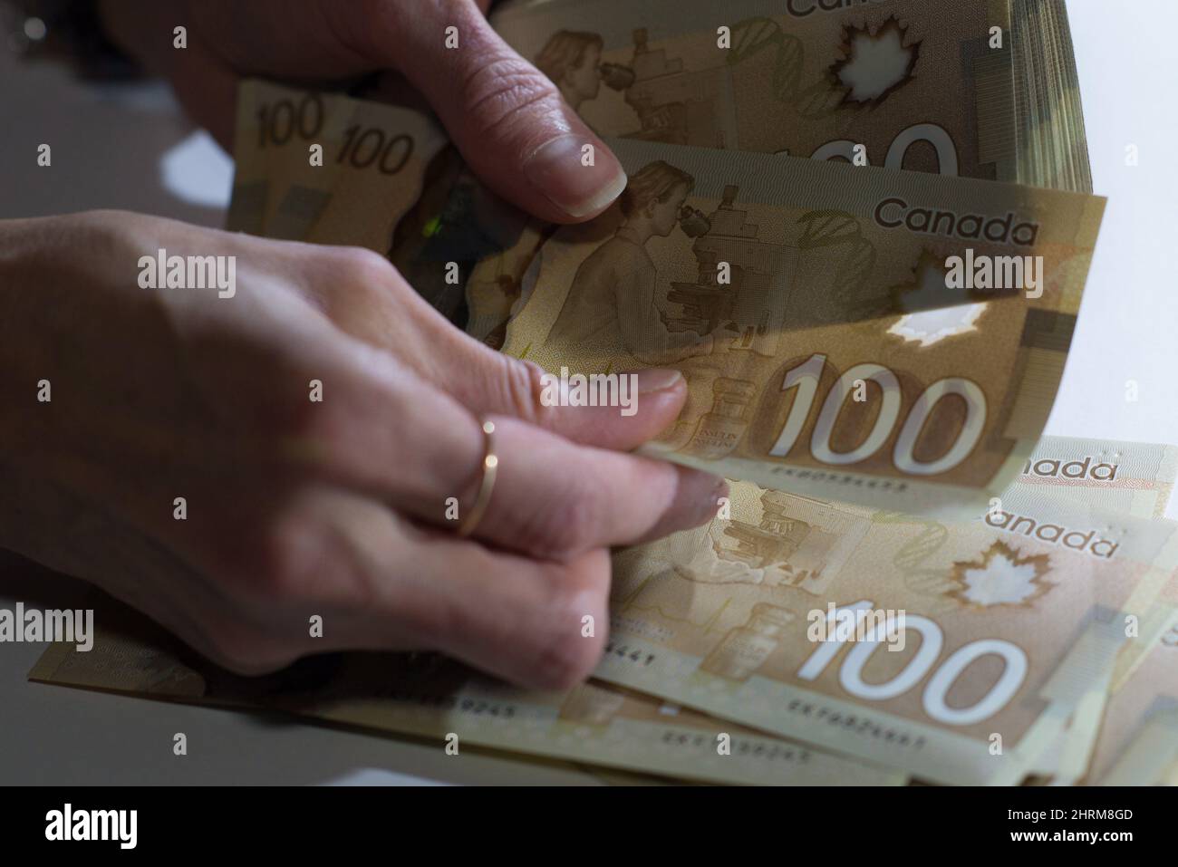 Les billets canadiens de $100 sont comptabilisés à Toronto, le 2 ...