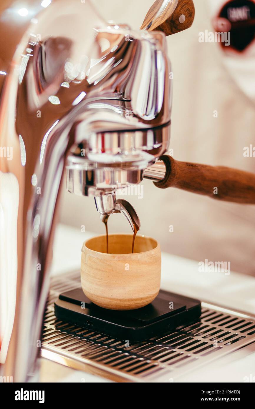 Petit foyer d'une main masculine préparant une tasse de café moulu avec ...