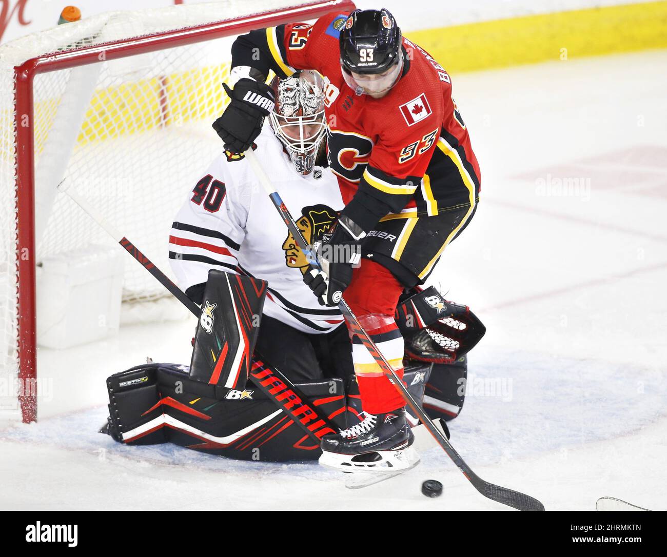 Le gardien de but des Blackhawks de Chicago Robin Lehner, lt, de Suède ...