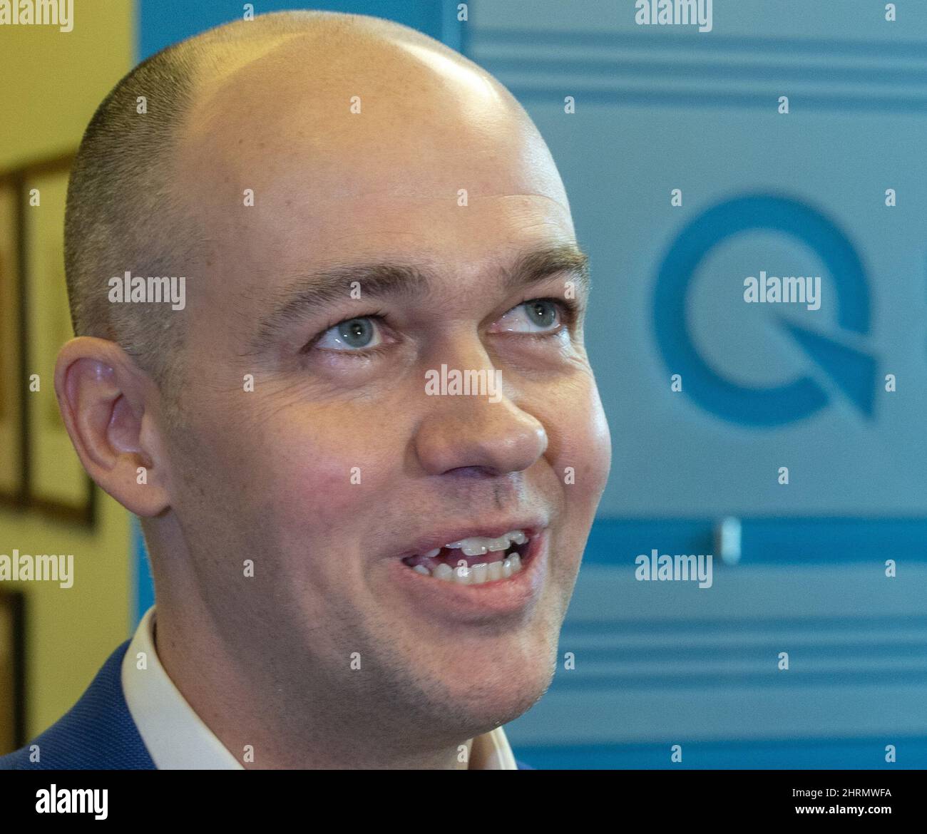 Le comédien québécois Guy Nantel s'adresse aux médias après avoir ...