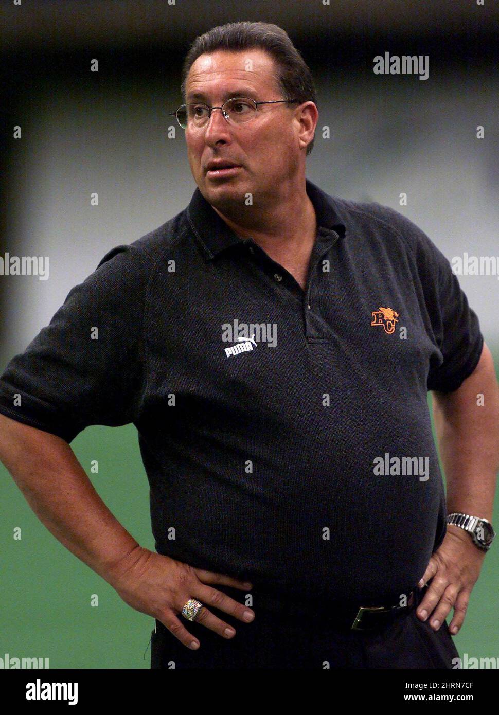 Greg Mohns, entraîneur des Lions de la Colombie-Britannique, regarde ...