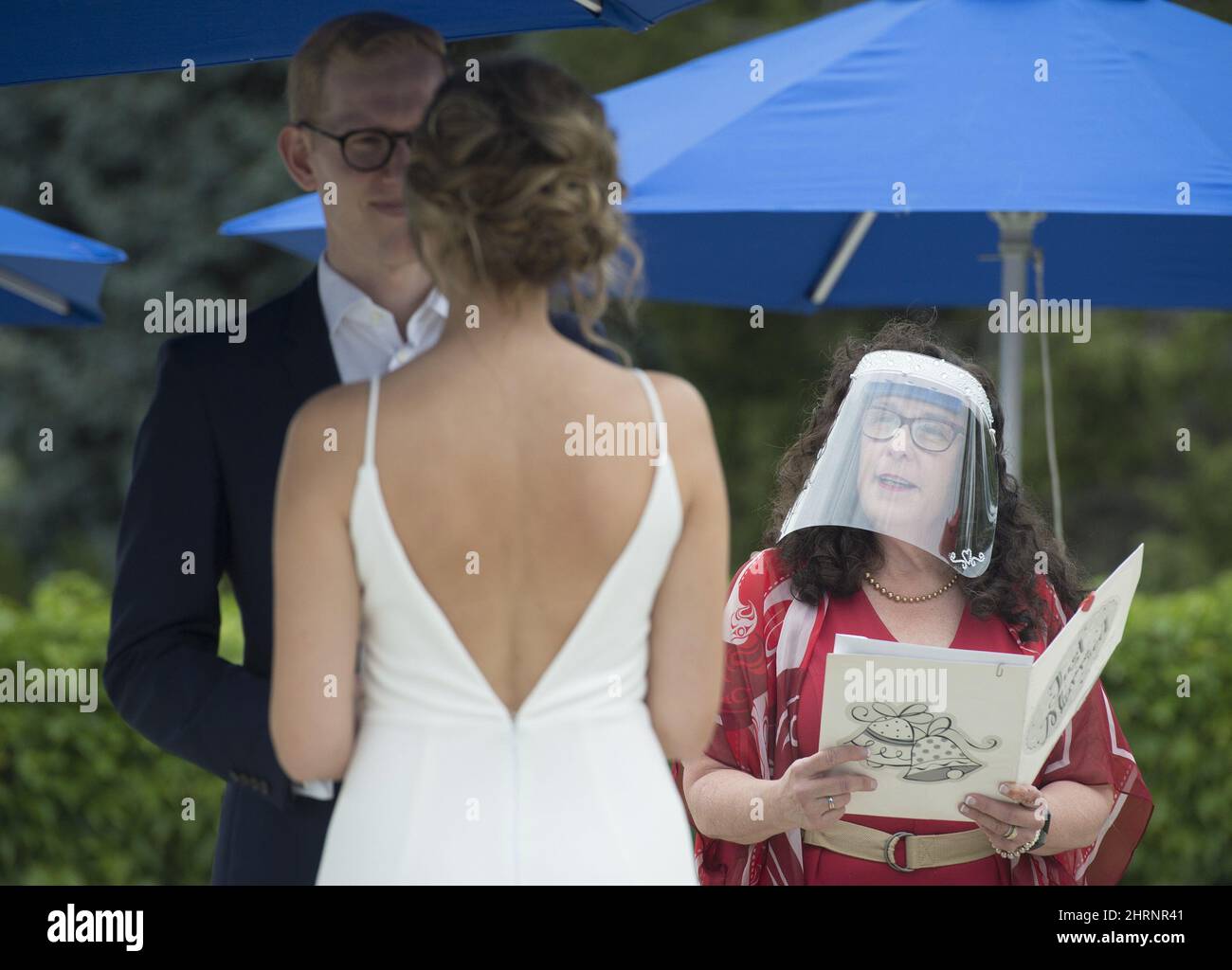 La commissaire de mariage Ruth Lipton, portant un écran facial ...