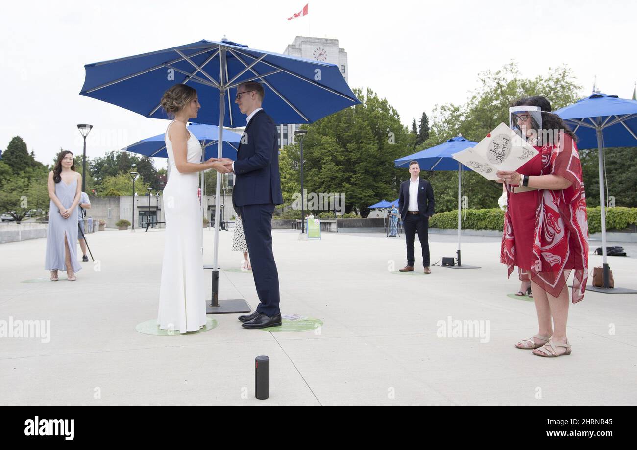 La commissaire de mariage Ruth Lipton, portant un écran facial ...