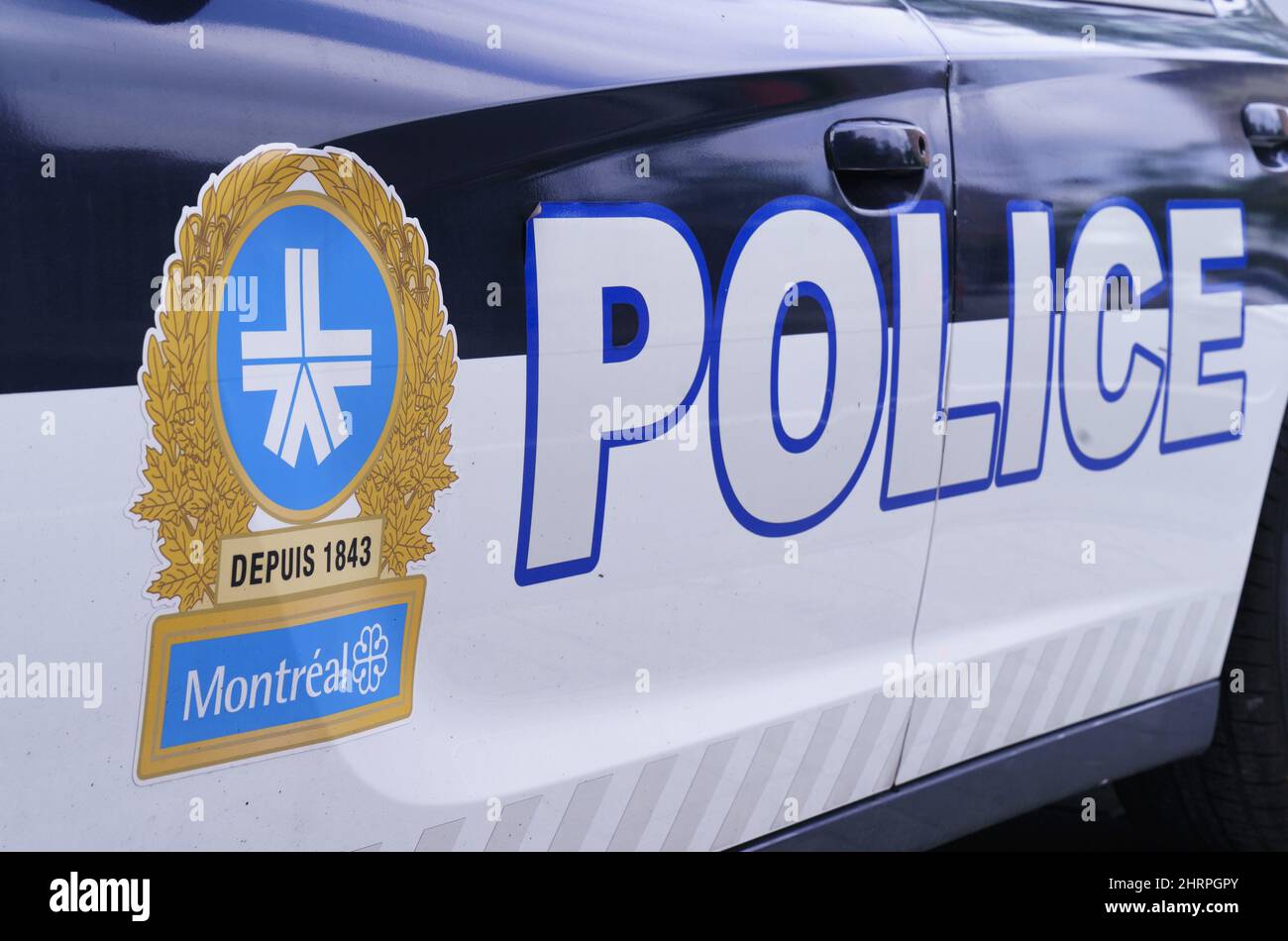 Le logo de la police de Montréal est visible sur une voiture de police ...