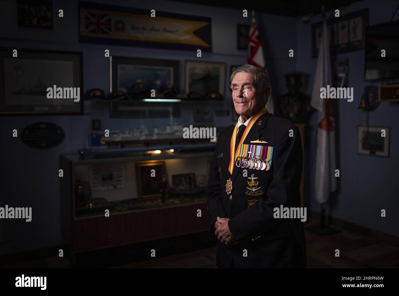 Ron Kirk, ancien combattant de la guerre de Corée, pose une photo à la ...