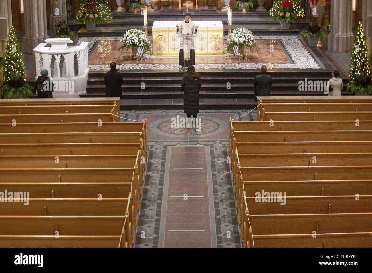 Le père Ed Curtis effectue des services de Sainte Communion à la ...