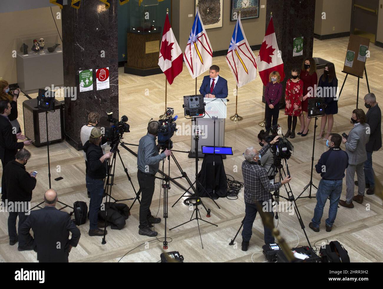 Le premier ministre de Terre-Neuve-et-Labrador, Andrew Furey, appuyé ...