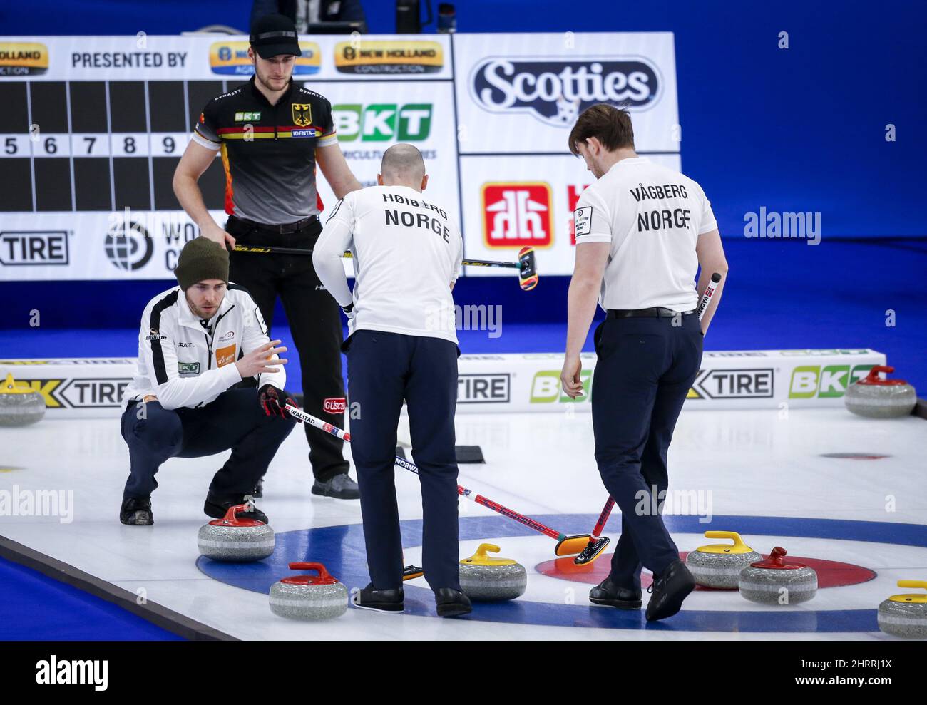Norway skip Steffen Walstad, à gauche, des gestes à ses coéquipiers ...