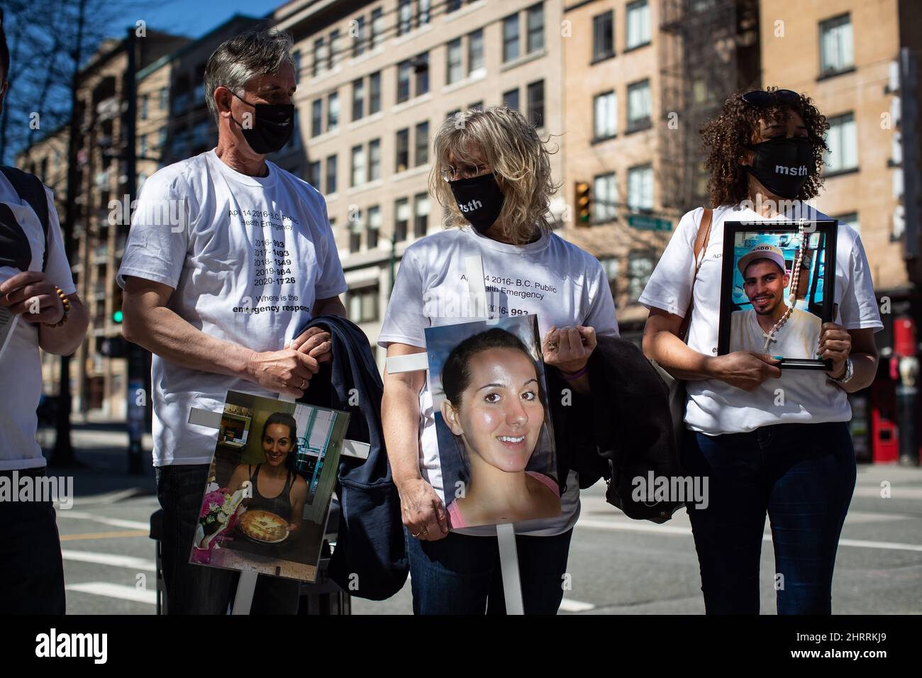 Stuart Bedard, à gauche, et Lisa Weih, au centre, ont des photographies ...