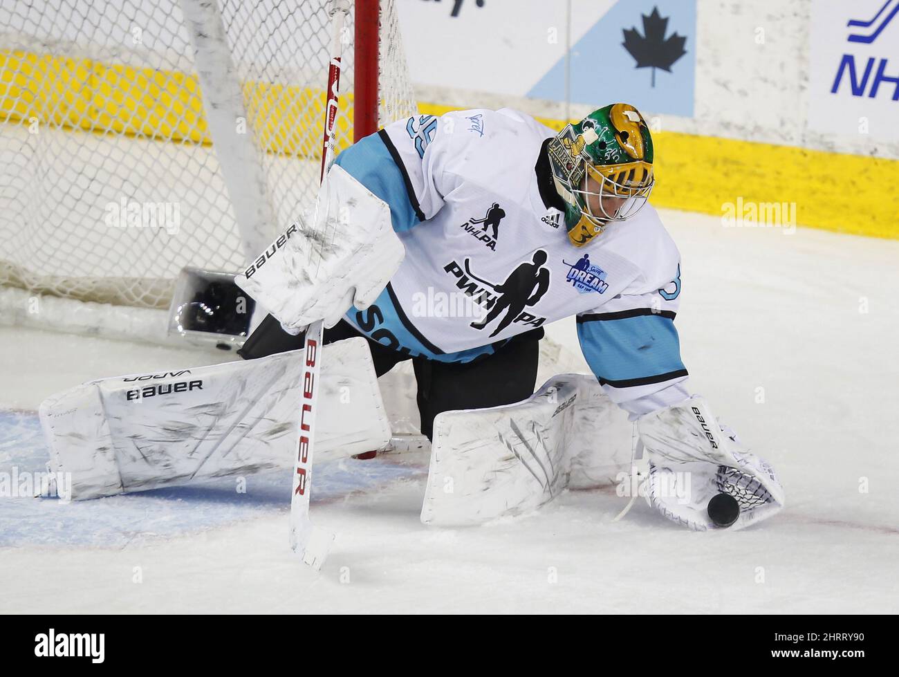 Le gardien de but de l'équipe Sonnet Shea Tiley fait une économie dans ...