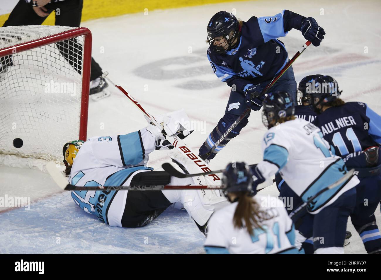 L'équipe Bauer Jessie Eldridge (9) a obtenu des scores sur le gardien ...
