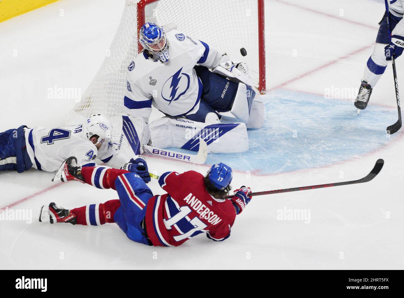 L'aile droite des Canadiens de Montréal Josh Anderson (17) a passé le ...
