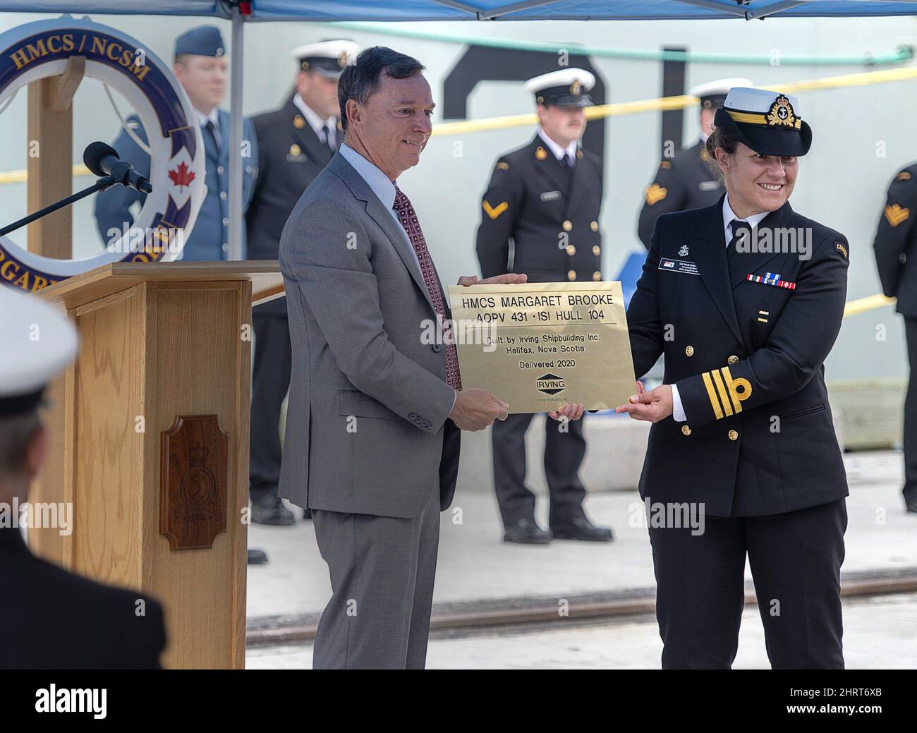 Kevin Mooney, président d'Irving Shipbuilding, présente une plaque à ...