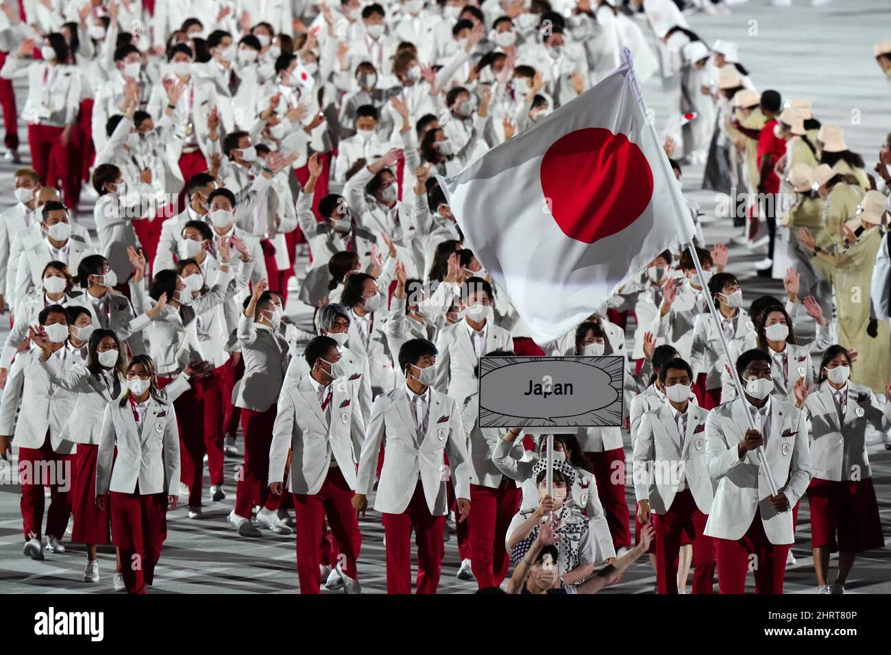 Les athlètes japonais entrent dans le stade lors des cérémonies d ...