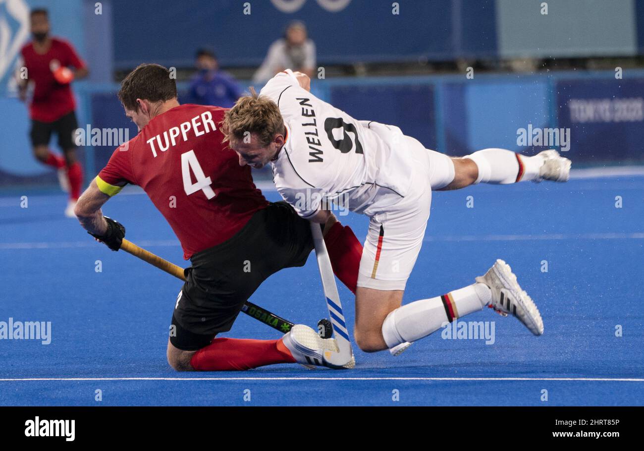 Scott Tupper, du Canada, est en collision avec Niklas Wellen, de l ...