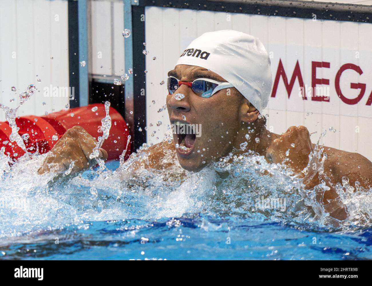 Ahmed Hafnaoui, Tunisia, célèbre sa médaille d'or dans le freestyle ...